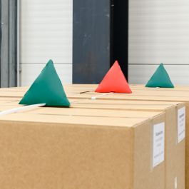 Pyramids for pallets versatile use - red and green
